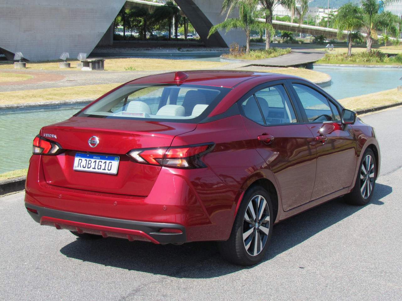 Nissan Versa Exclusive - Mais completa tradução - Roda Rio