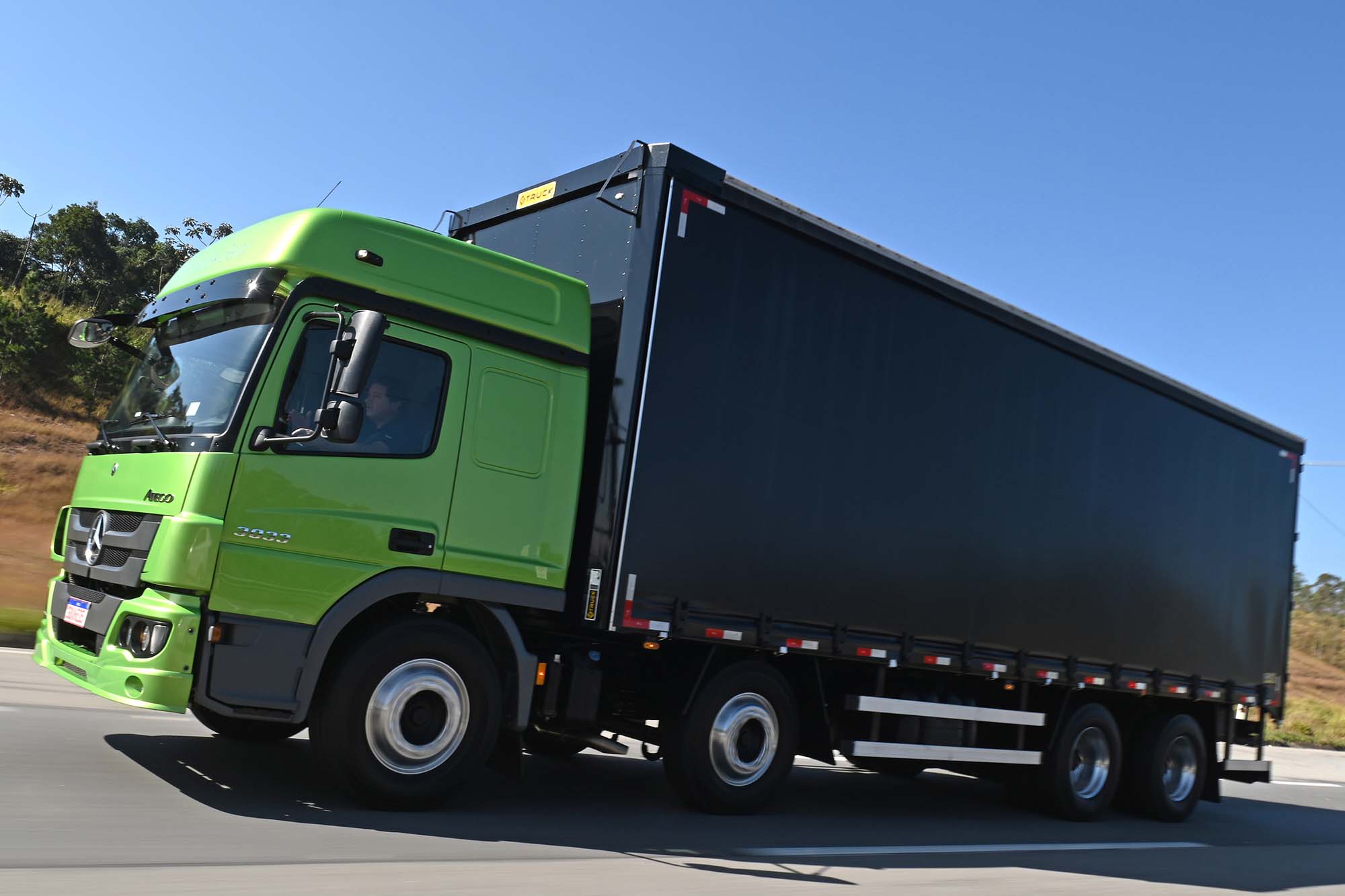 Mercedes-Benz Atego 3033 8x2 - Logística com privilégios - Roda Rio